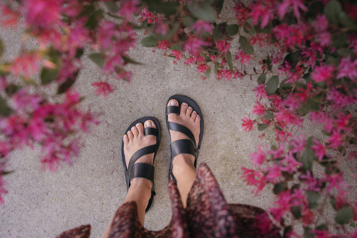 10 Comfortable and Stylish Barefoot Sandals for Women